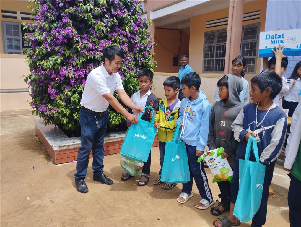 The inauguration ceremony of water well for Dung K'No Primary School ...
